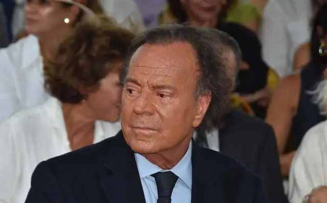 Julio Iglesias es acusado de agresiones sexuales por dos extrabajadoras ...