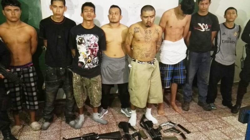 Detienen a mareros armados que tomaron a familia como escudos