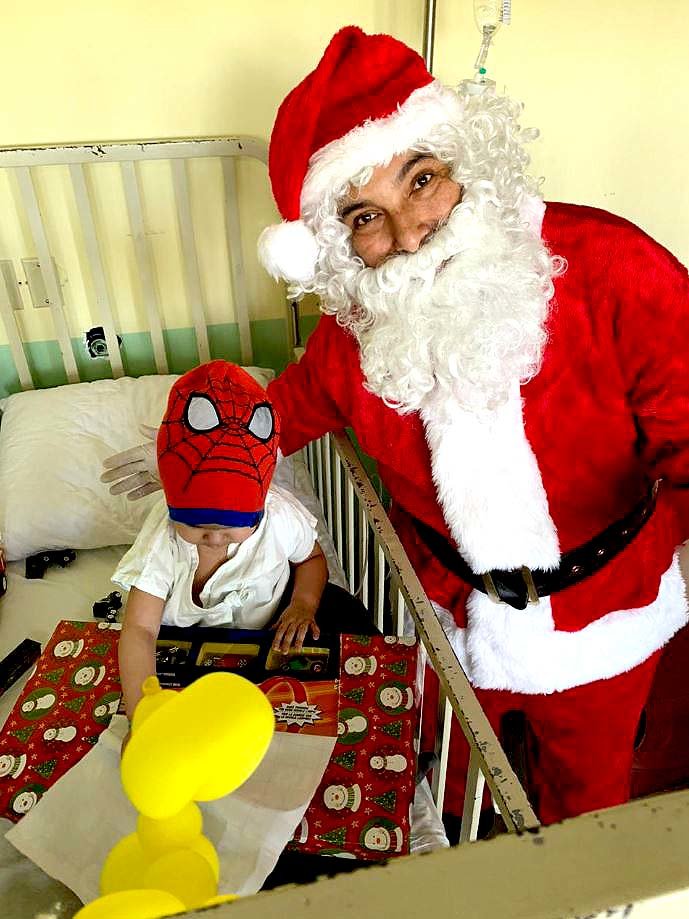 Omar Angulo se disfraza de Santa Claus para llevar alegría a los niños ...